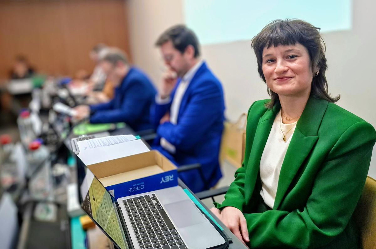 Pauline Van Marcke (23) legt de eed af als jongste schepen in Anzegemse ...