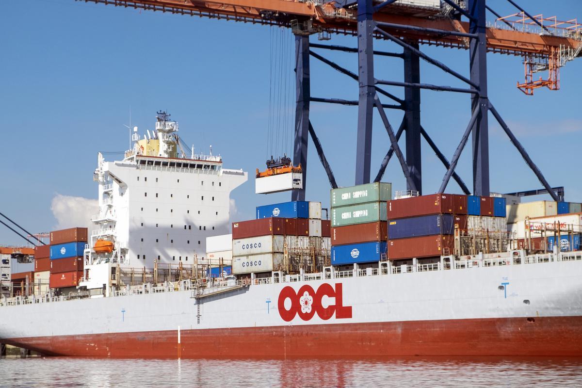 Megacontainerschip OOCL Spain doet ook haven van Zeebrugge aan - KW.be