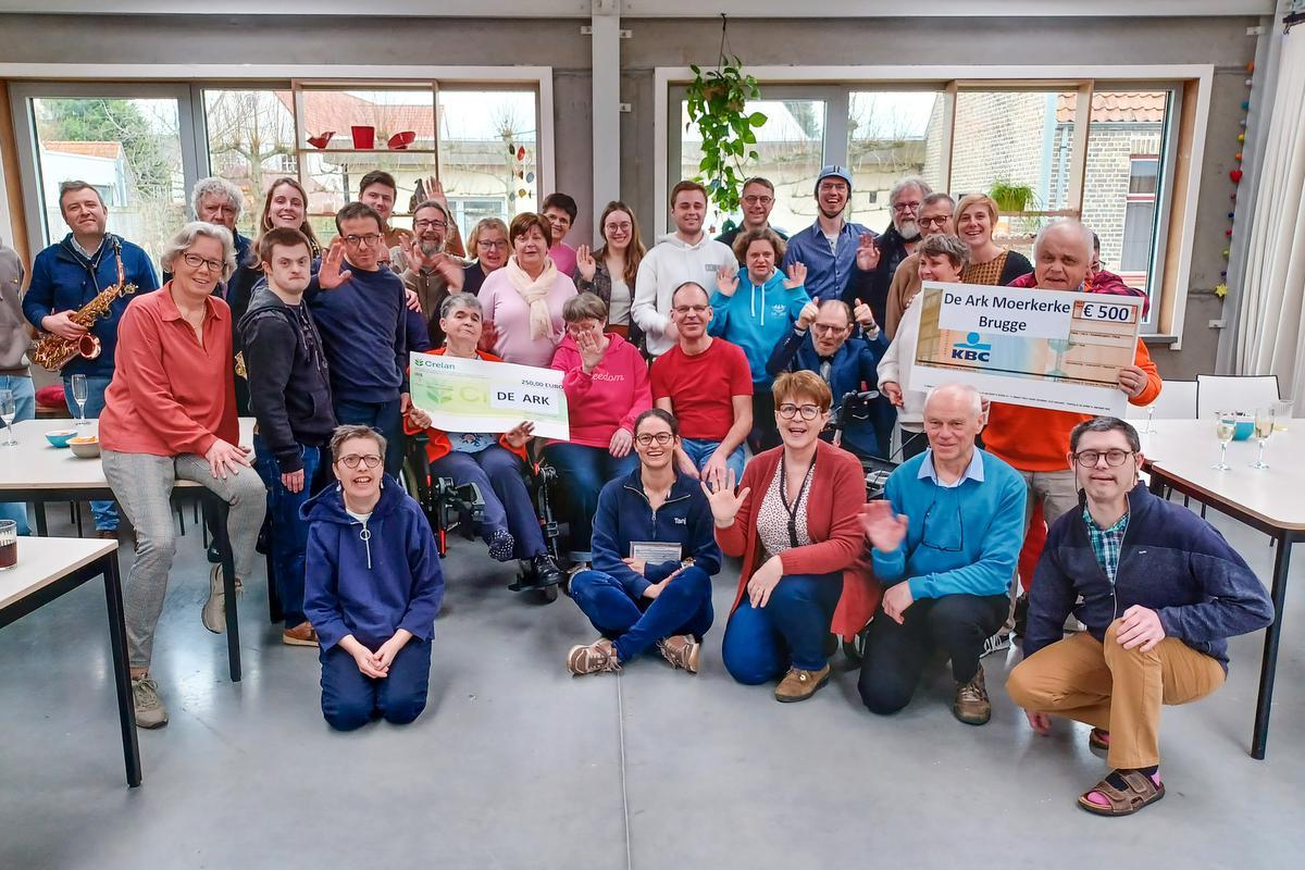Harmonie KNA Veldegem schenkt cheque aan De Ark Moerkerke - KW.be