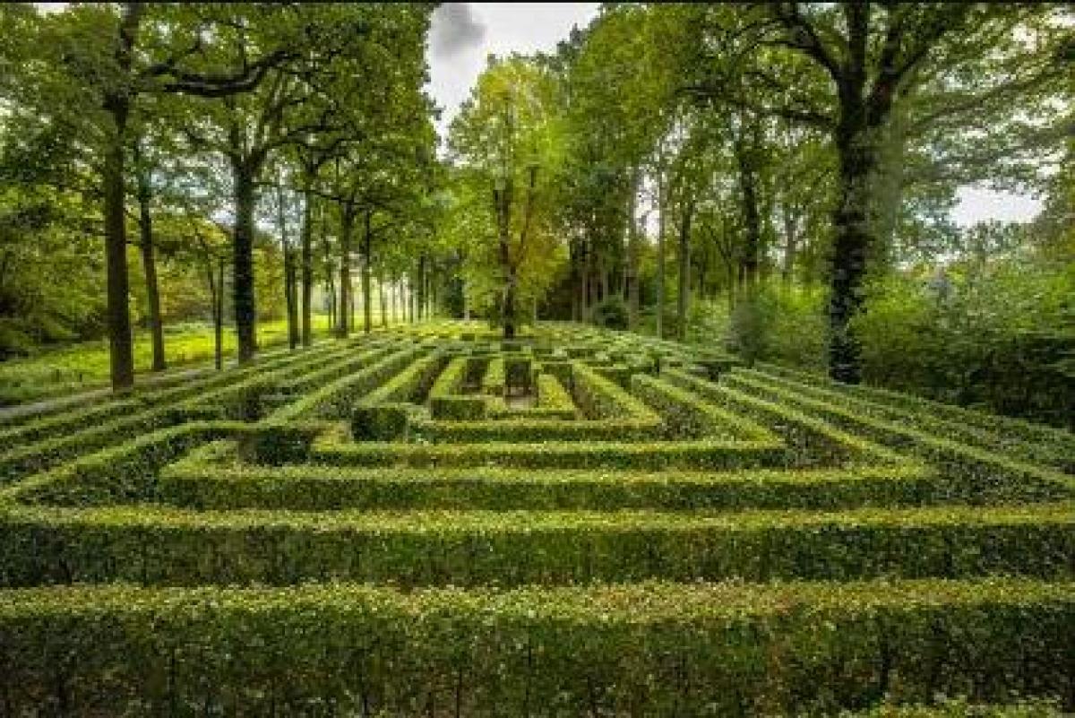 Kasteel van Loppem opent ‘Le Petit Musée’ en doolhof viert 150ste ...