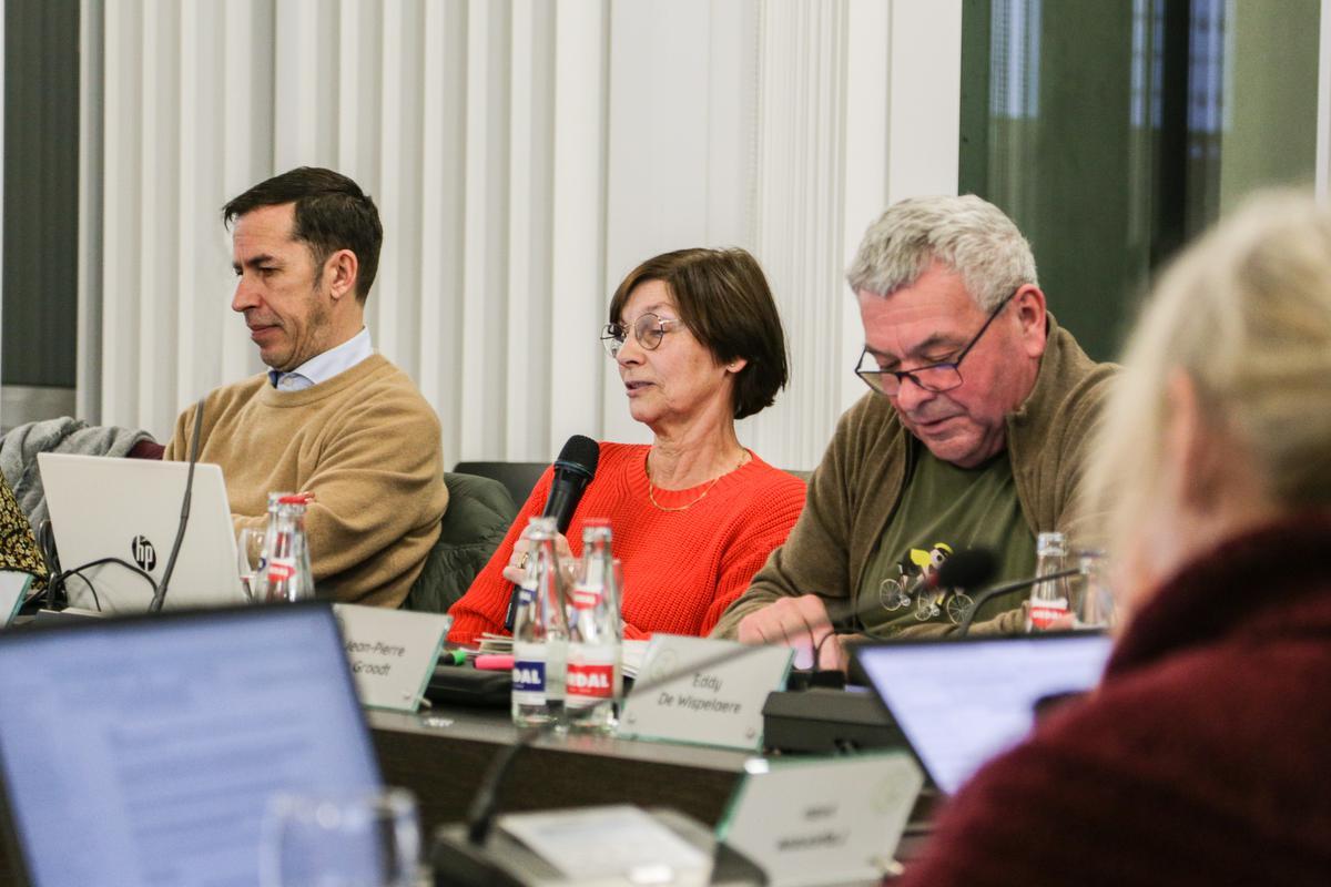 Gemeenteraad Zedelgem buigt zich over reflecterende huisnummers: “Die ...