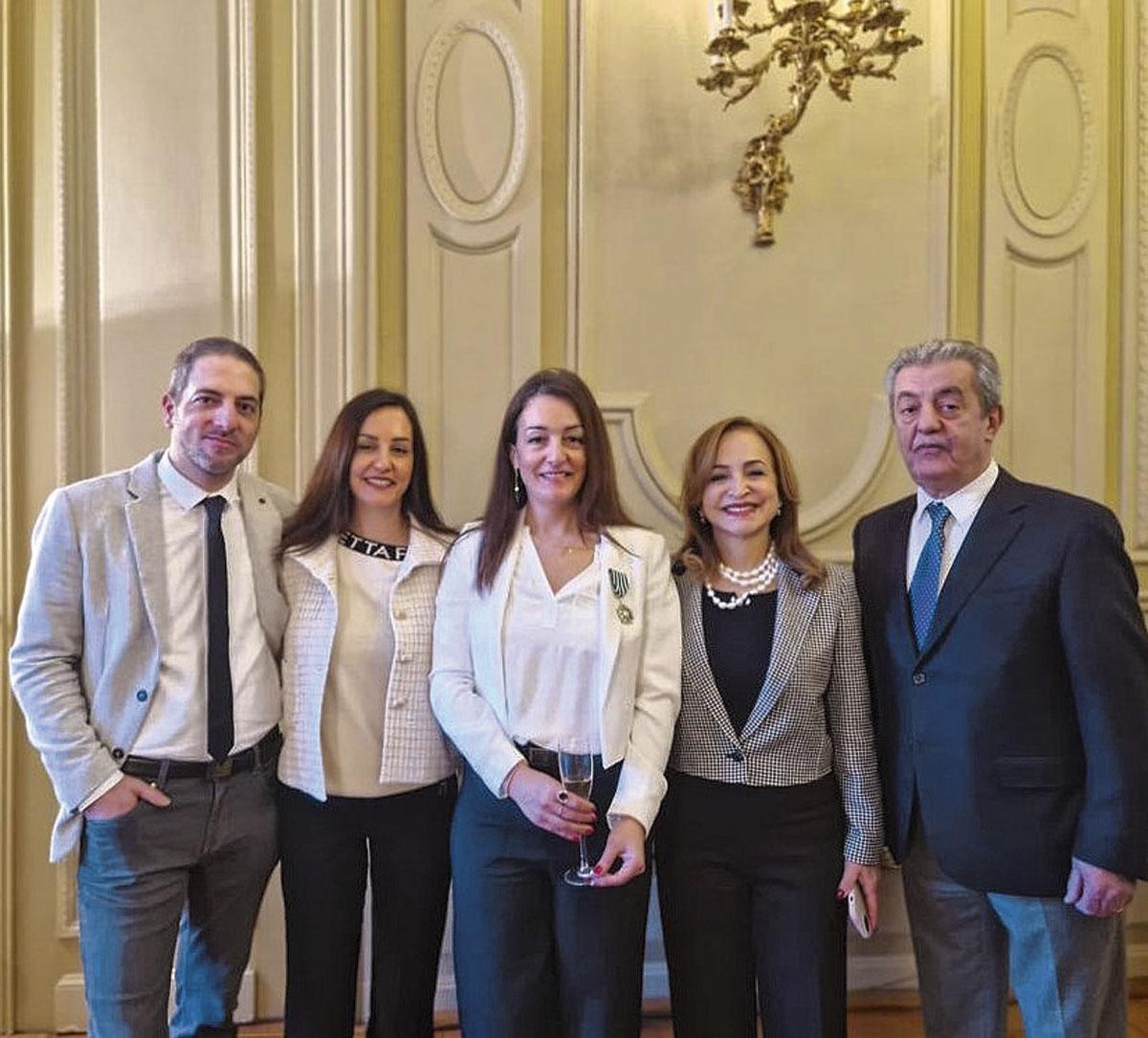 C'est beau comme les ponts et les perles de Joyce Azar