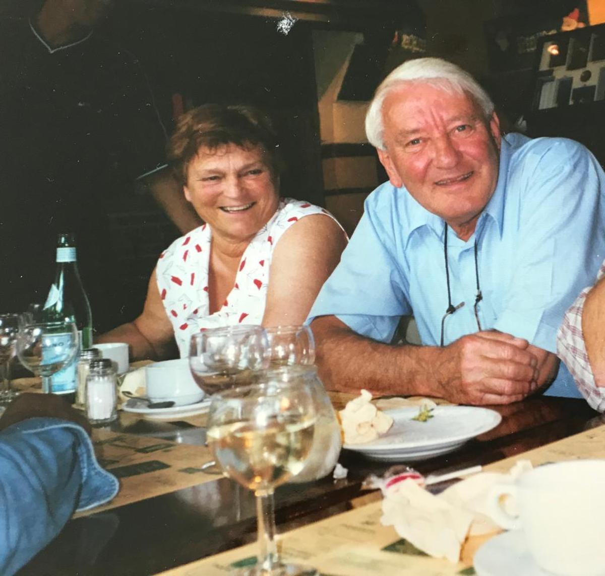 Annie (82) moet veel te vroeg afscheid nemen van echtgenoot Roland na ...