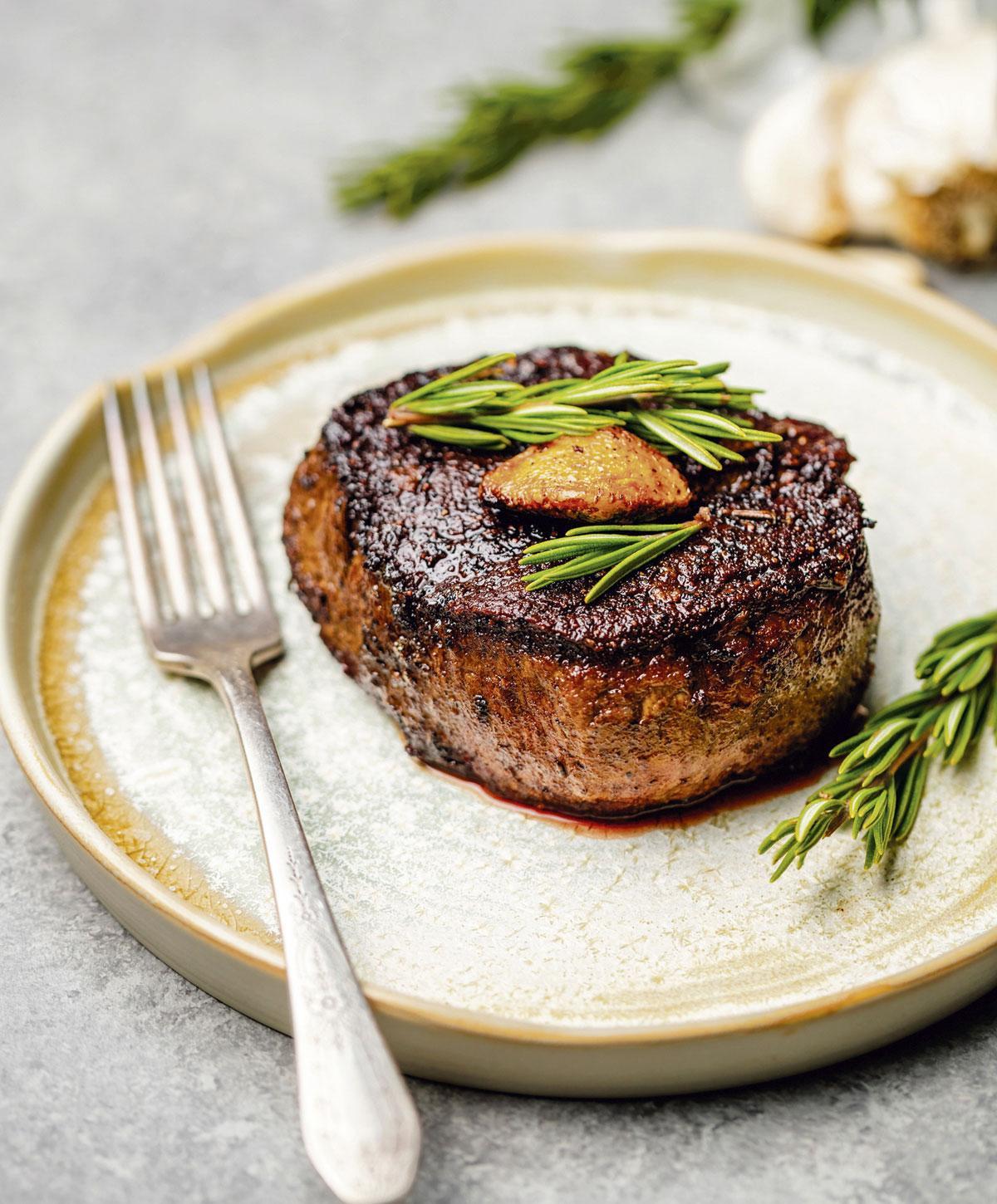 Vrai ou faux? Il faut retourner souvent une viande quand on la cuit