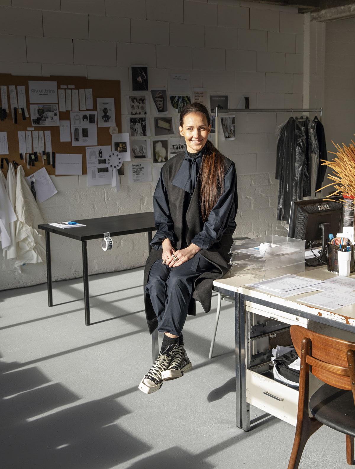 Dans les coulisses des créateurs de mode : visite de l'atelier de Toos ...