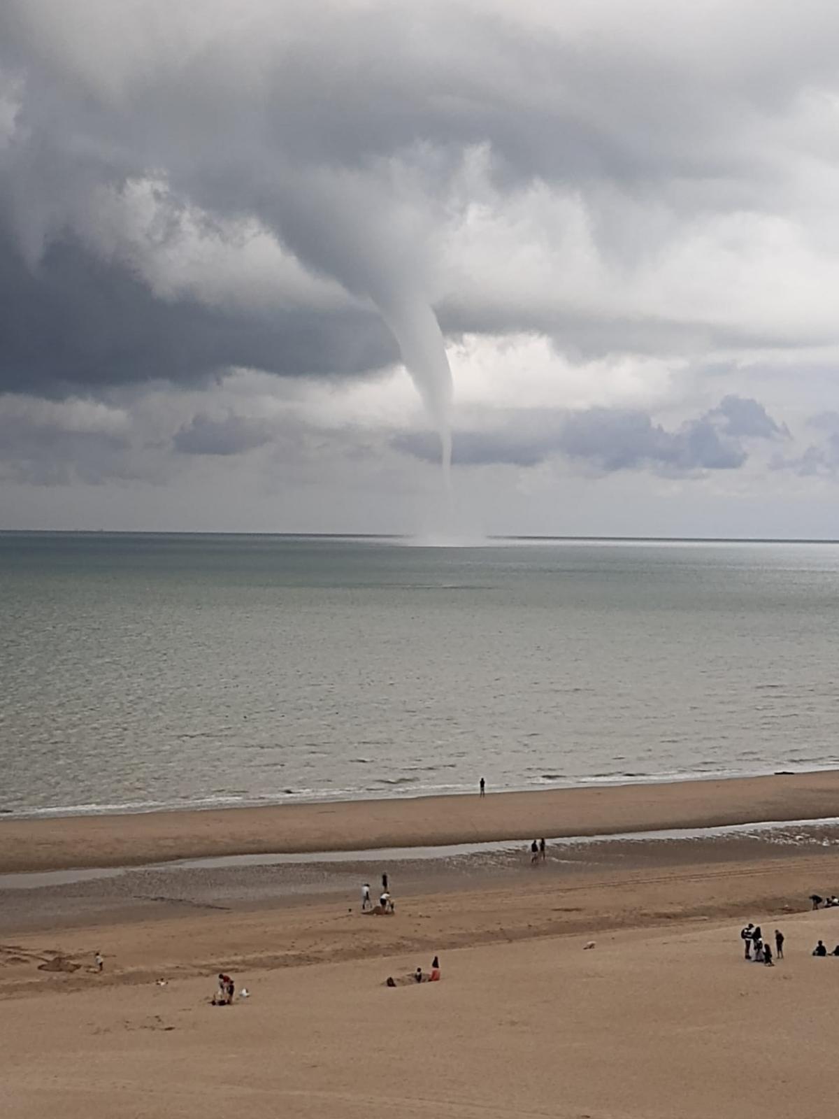 Waterhoos te zien vanop strand in Koksijde - KW.be