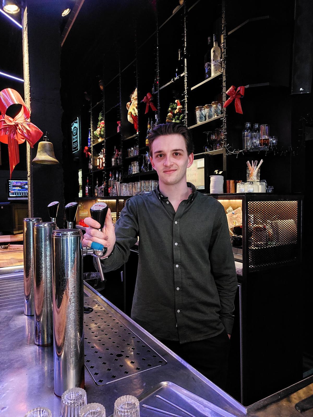 Gilles Hubert (25) nu officieel nieuwe uitbater van De Geverfde Vogel ...