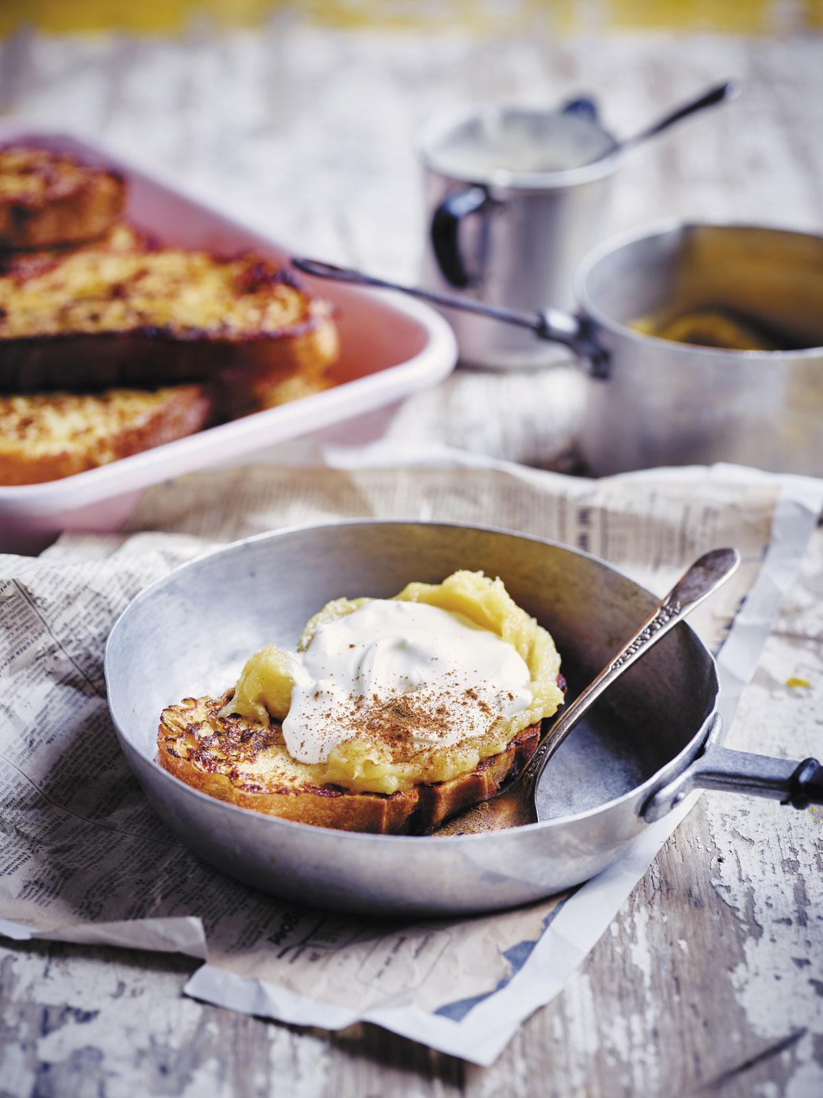 Verloren brood met zure room en appelboter