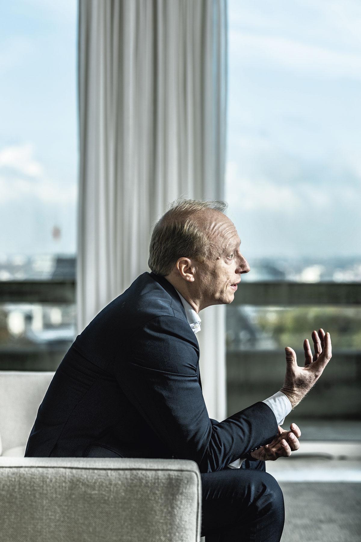 Pour Peter Adams, son CEO, "ING Belgique doit être une banque simple ...