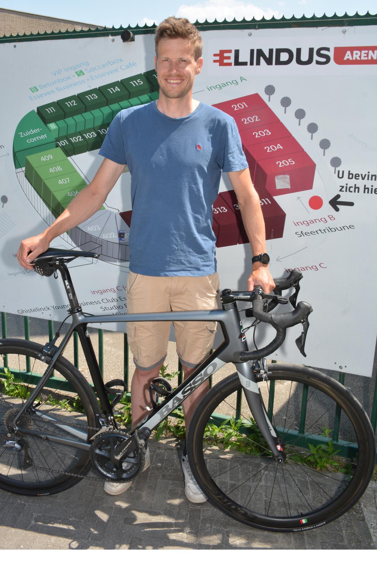 Sportpromotor Simon (33) doet mee aan loodzware wielertocht in ...