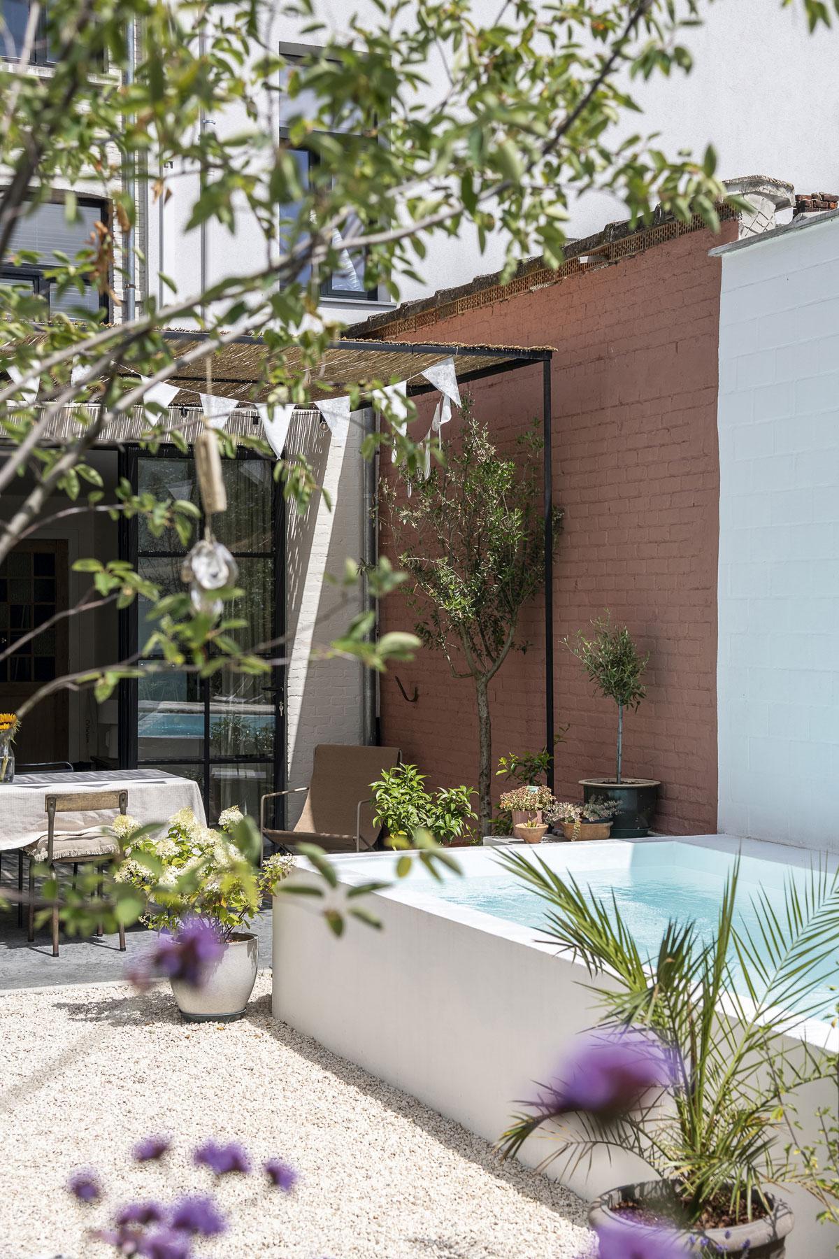 Altijd vakantie: deze gerenoveerde rijwoning baadt in een zuiderse sfeer