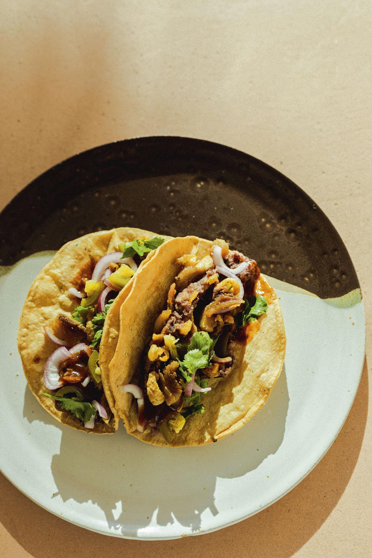 Tacos à la purée de haricots et poulet croustillant