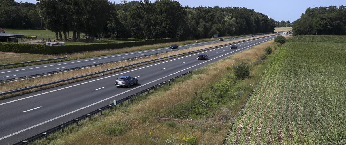 Komt er een derde rijstrook op de E403 tussen Roeselare en Brugge? - KW.be