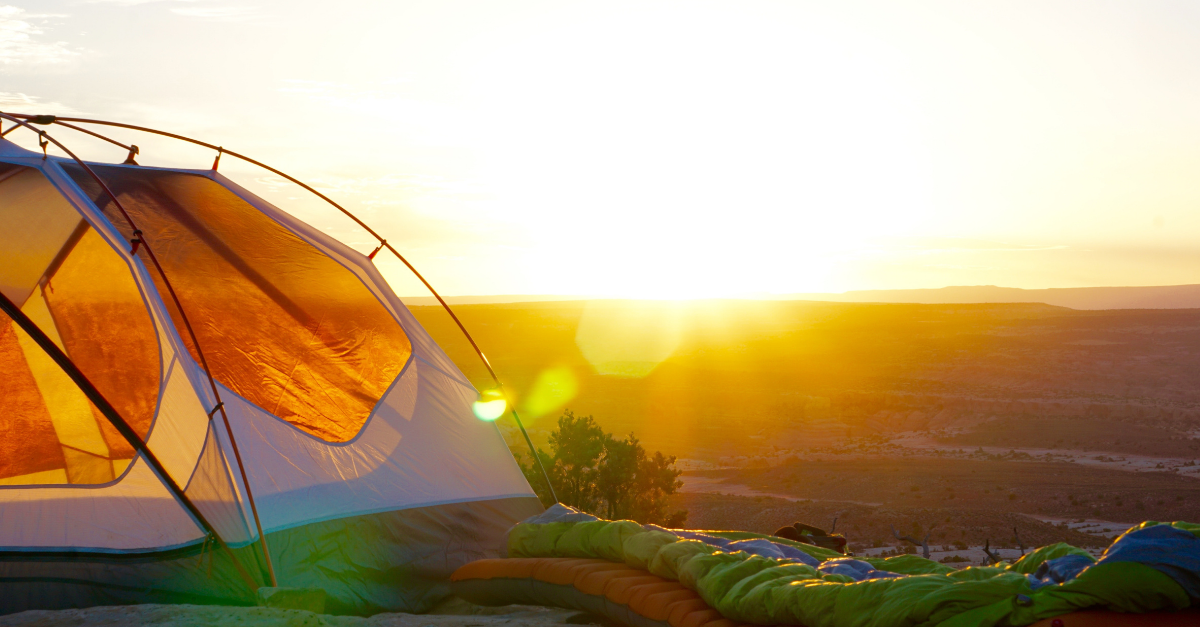 Oubliez le glamping, le « bamping » est la nouvelle tendance camping en ...