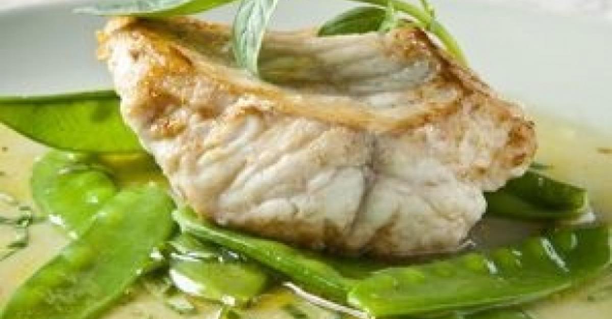 Gebakken zeewolf met peultjes en citrus-basilicumsaus