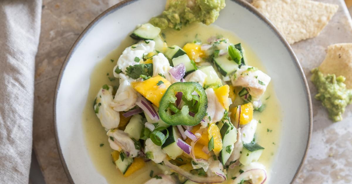 Ceviche de bar au lait de coco, salade de mangue et concombres