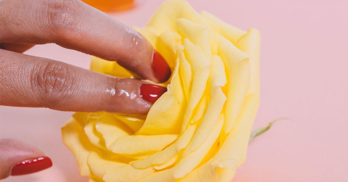 ‘Zijn gretige vingers strelen voorzichtig langs mijn schaamlippen’