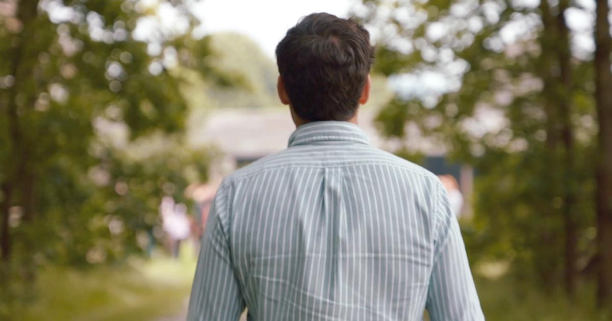 Boer Kim wordt in 'Boer zkt Vrouw' ontvangen door 40 gillende singles