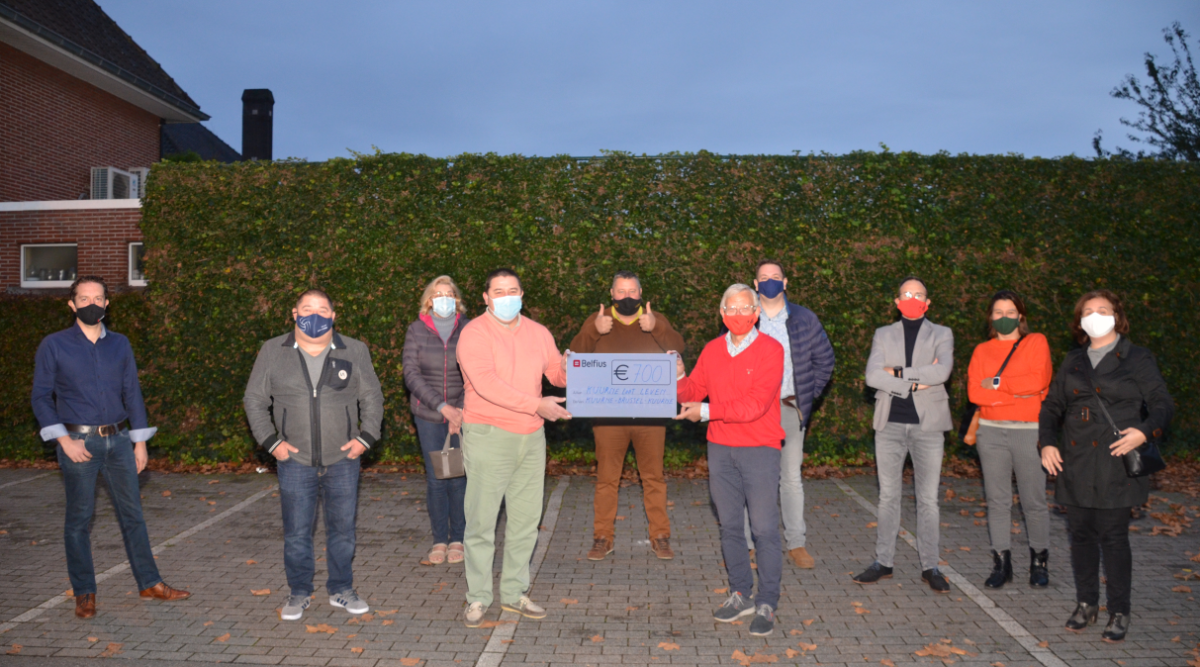 Kuurne-Brussel-Kuurne Cyclo schenkt cheque aan 'Kuurne Laat Leven' - KW.be