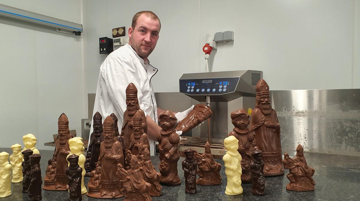 Sinterklaas en Kerstman zetten chocolaterie Lucardi in Heule aan het ...