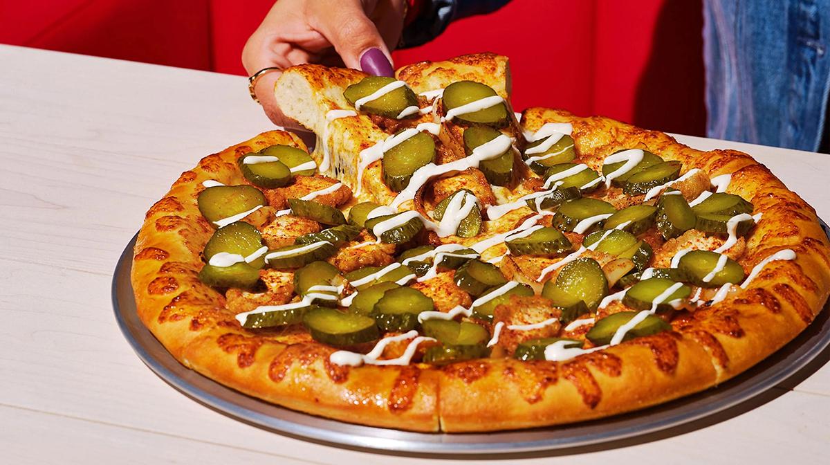 Pizza Hut vient de créer une pizza aux cornichons