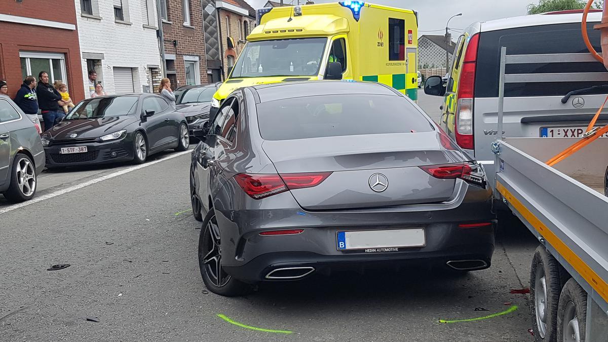 Duo steelt volle winkelkar en crasht met vluchtauto - KW.be