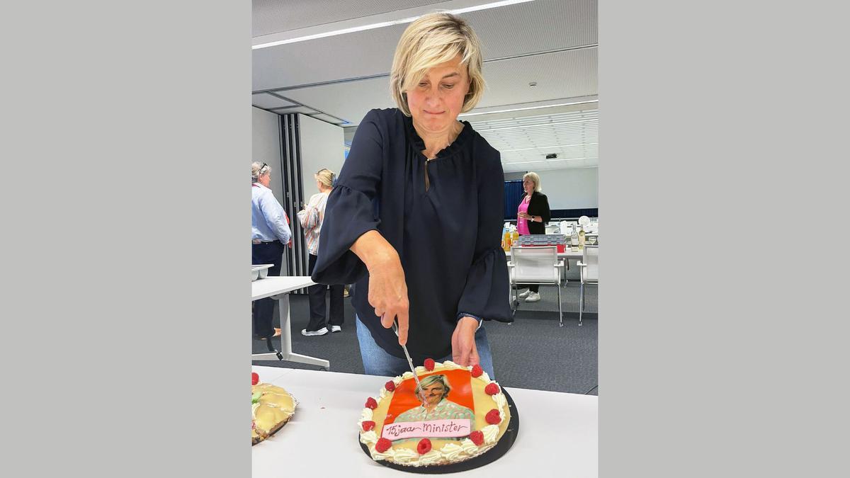 Taart voor jarige en jubilerende Hilde Crevits - KW.be