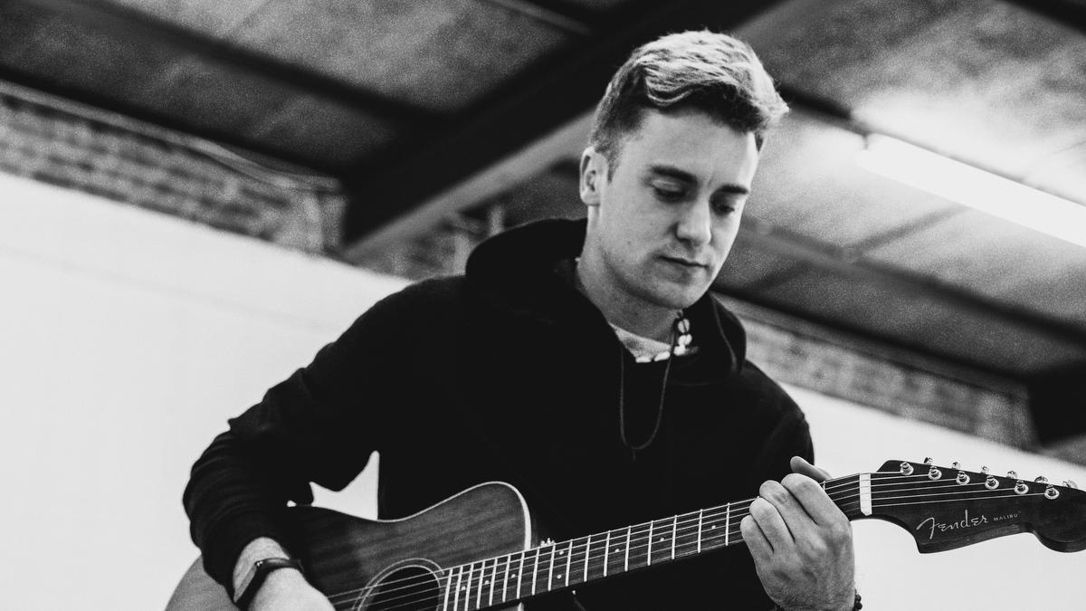 Wayne Matthews lanceert nieuwe single ‘Let You Go’ - KW.be