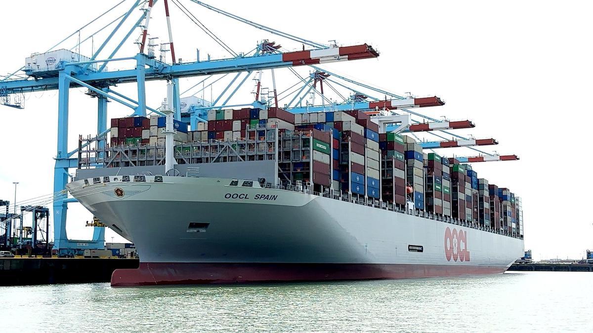 Grootste containerschip ooit in België meert aan in Zeebrugge - KW.be