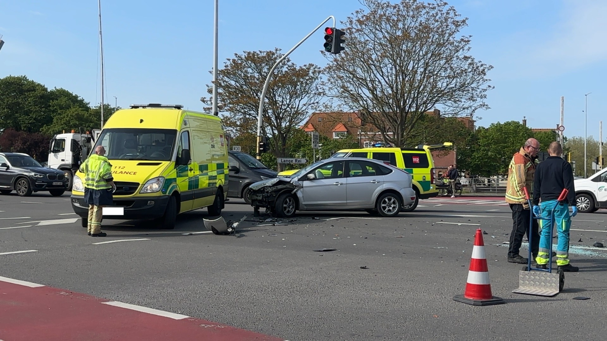 Auto over de kop na botsing in Brugge, drie gewonden - KW.be