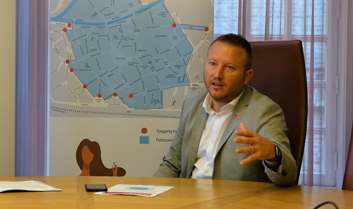 Kortrijkse schepen Axel Weydts dient klacht in tegen Vlaams Belang - KW.be