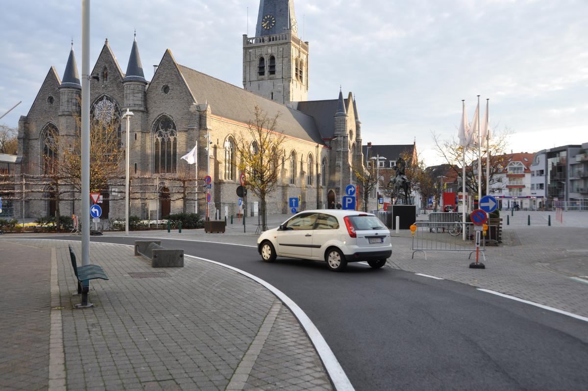 Nieuwe bocht op de Markt van Waregem klaar: voortaan van Stormestraat ...