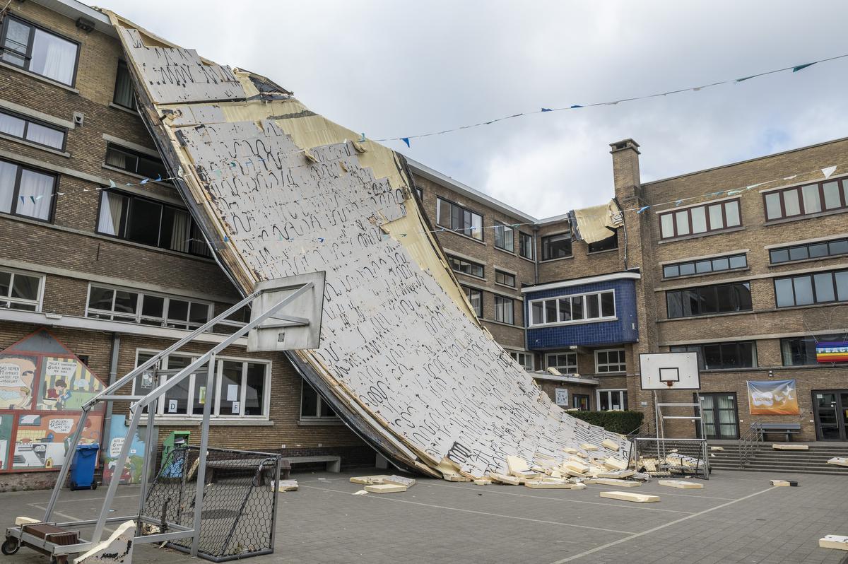 Dak van schoolgebouw Barnum in Roeselare waait weg - KW.be