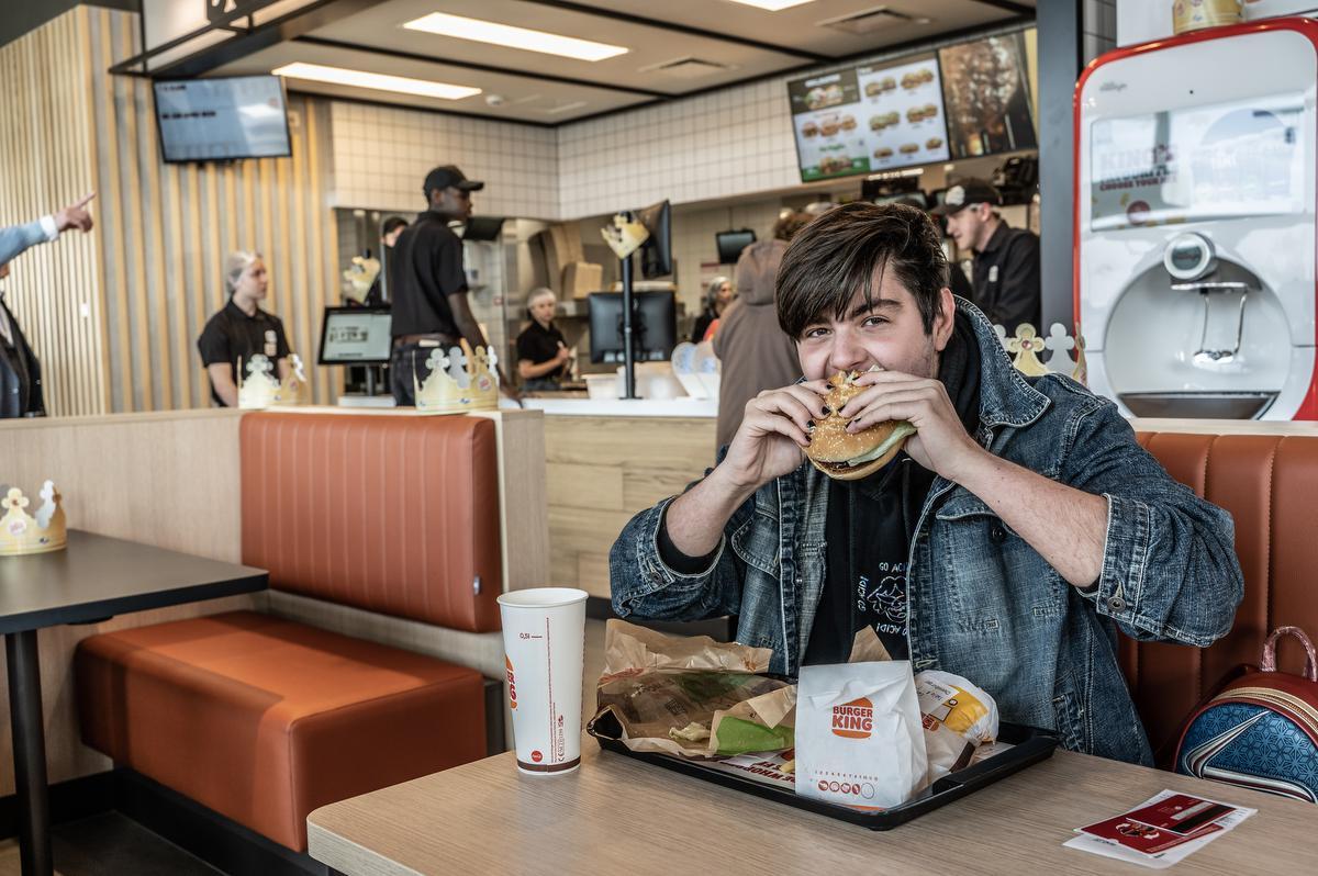 Dieter (22) geniet van zijn eerste Whopper in net geopende Burger King ...