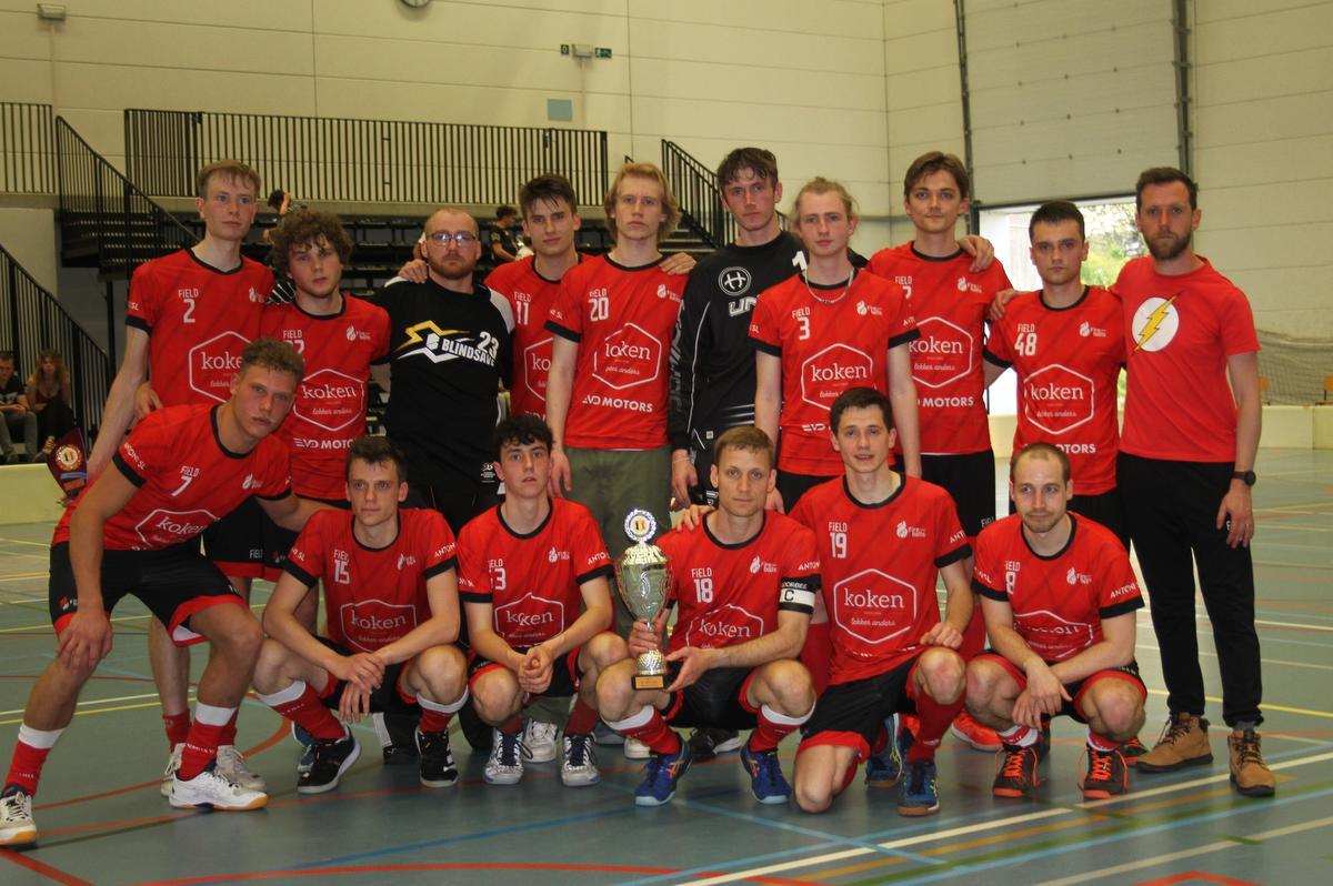 Zowel de dames als de heren van Fireballs Tielt grijpen naast de ...