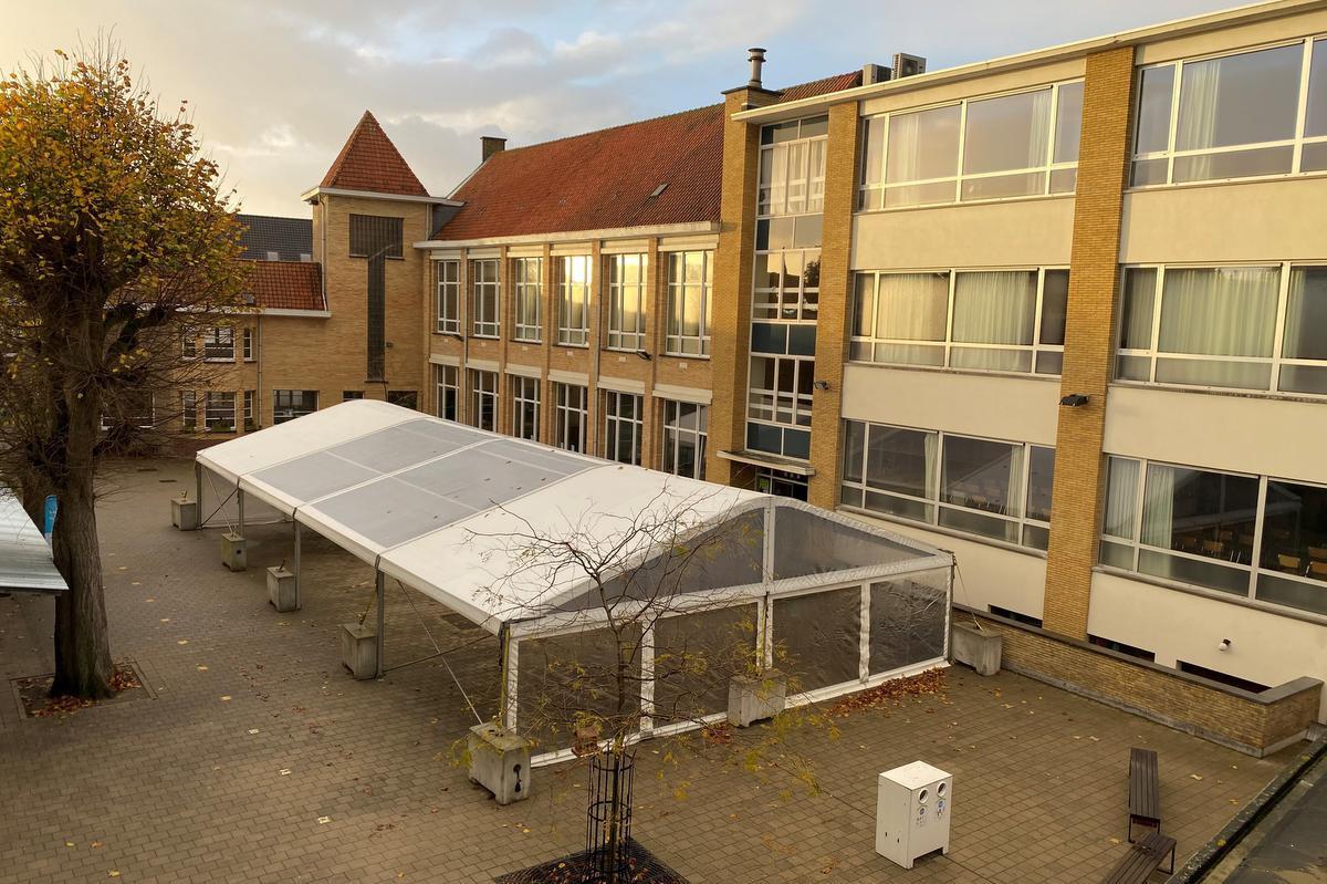 Evenemententent op speelplaats houdt leerlingen VMS in Roeselare droog ...