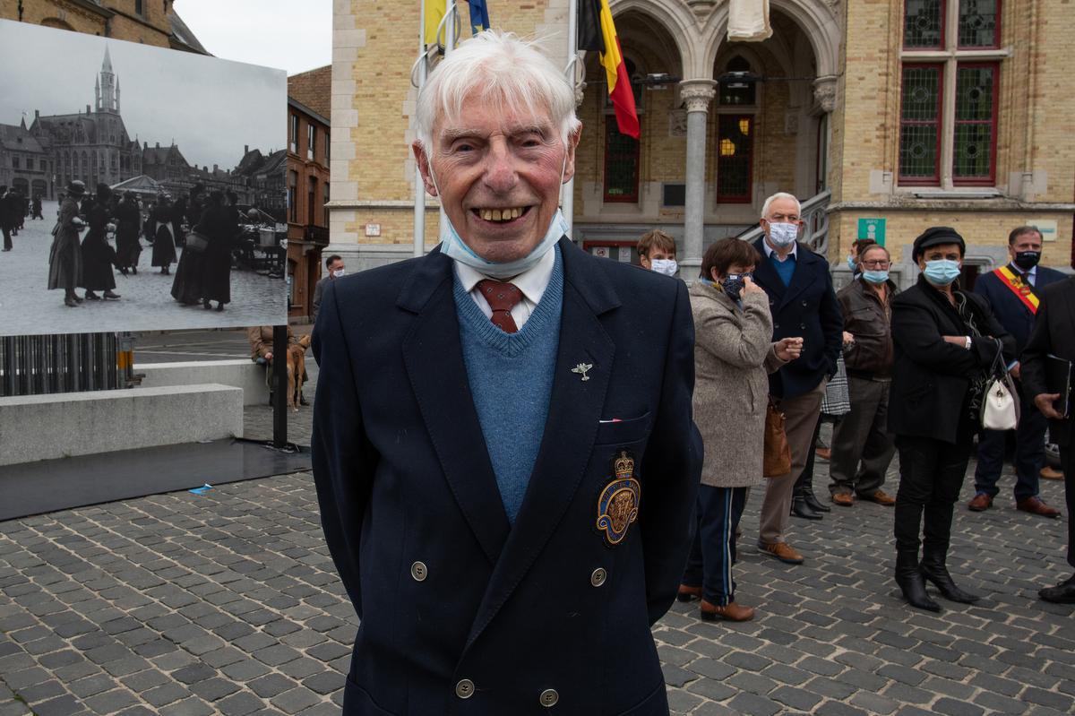 George Sutherland werd op zijn 98ste ereburger van Poperinge - KW.be