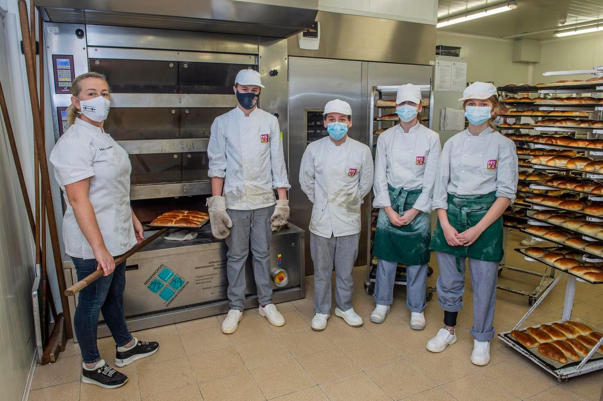 MSKA Roeselare bakt maar liefst 1.500 klaaskoeken voor AZ Delta in ...