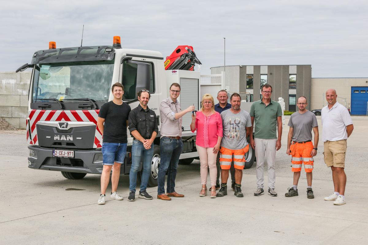 Gloednieuwe vrachtwagen openbare werken in gemeente Zedelgem - KW.be