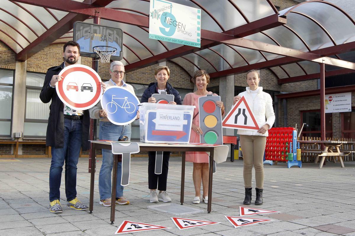 Kiwanis Hinterland schenkt doorgeefpakket lesmateriaal ‘Veilig Verkeer ...