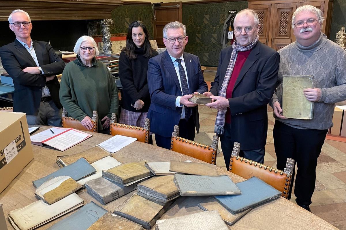 Stadsarchief neemt archief familie Ronse in ontvangst - KW.be