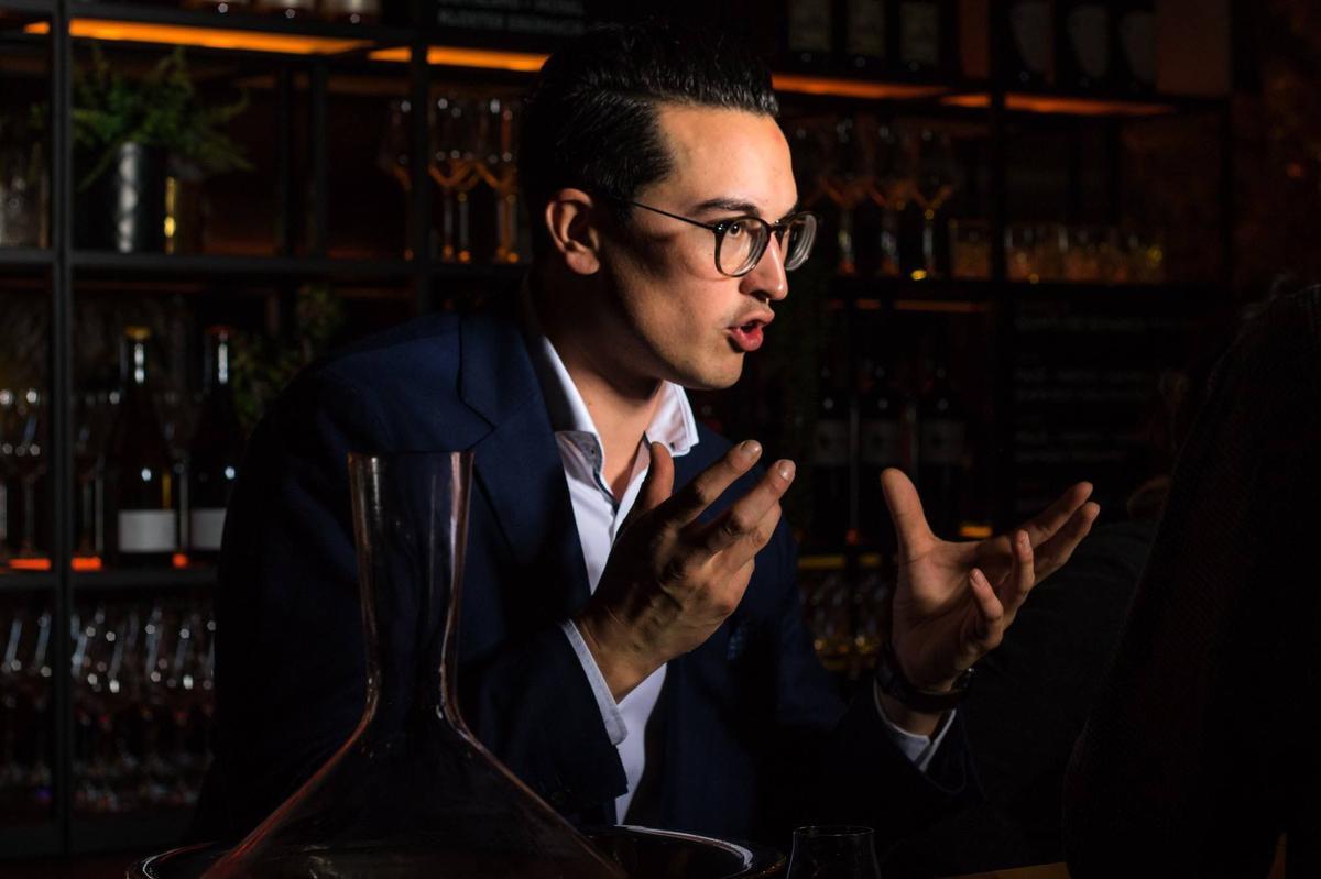 Esteban Casteur, sommelier van restaurant Rebelle, grijpt net naast ...