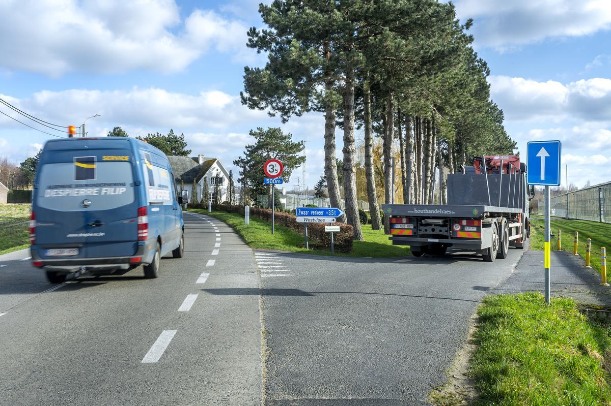 Nieuwe verbindingsweg om zwaar verkeer uit dorpskern Westrozebeke te weren komt er niet - KW.be