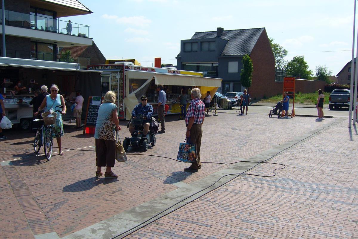 Ook op Kerkplein Beveren-Leie en centrum Waregem opnieuw markt - KW.be