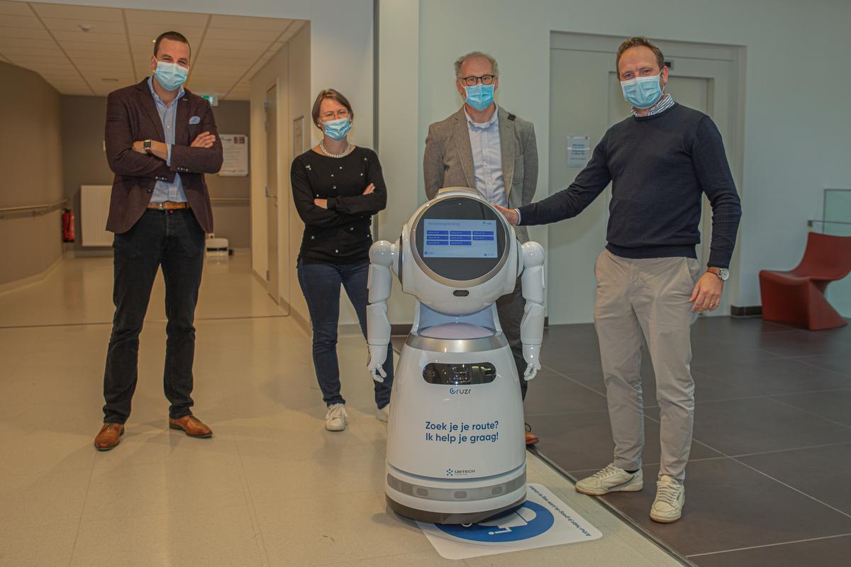 Robot Arthur leidt patiënten naar consultatie in Sint-Andriesziekenhuis ...
