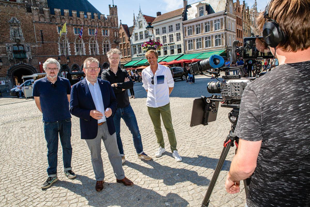 Jan Delvaux en Jimmy 'DJ Bobby Ewing' Dewit maken filmopnames voor ...