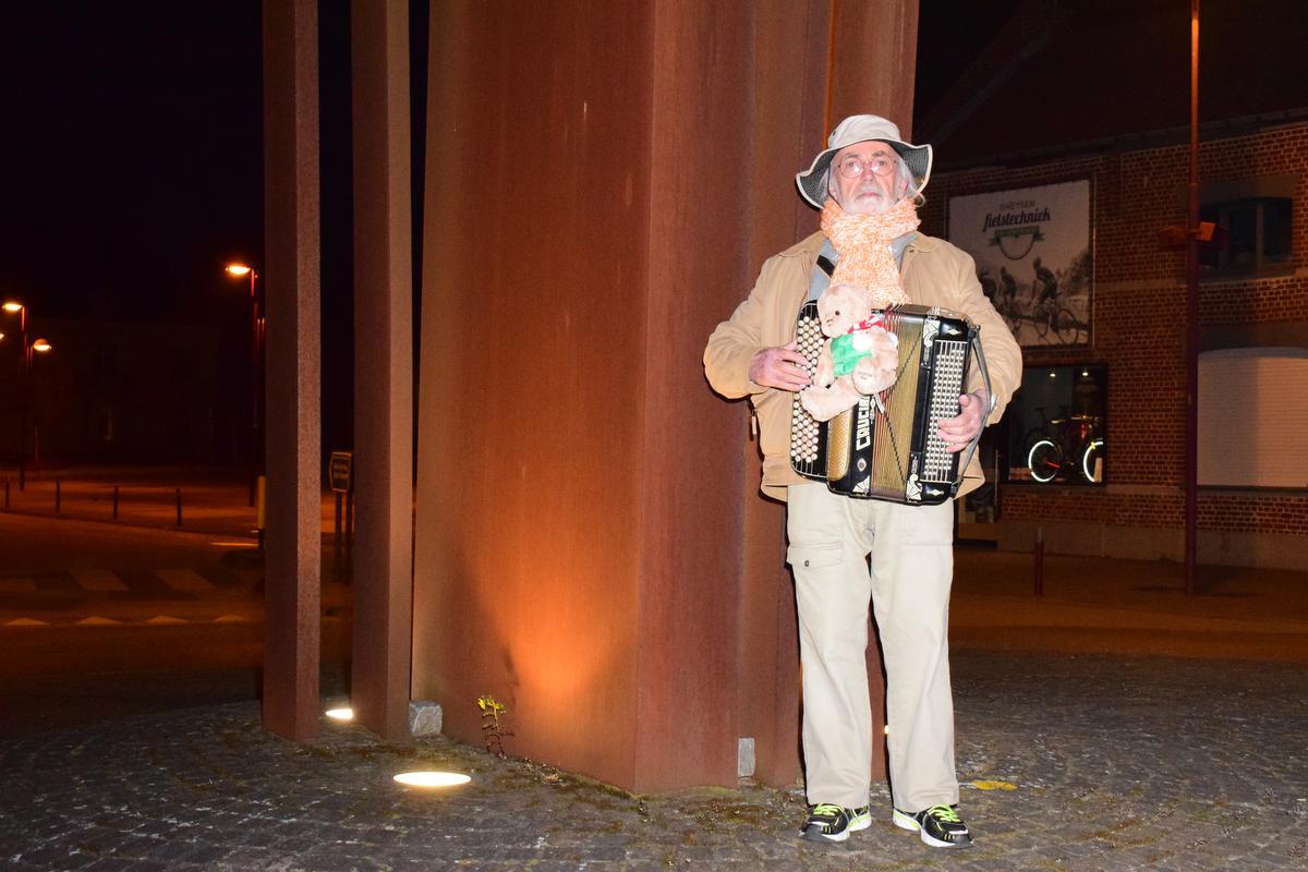 Michel Bol speelt elke avond muziek op rotonde in centrum van Zonnebeke ...