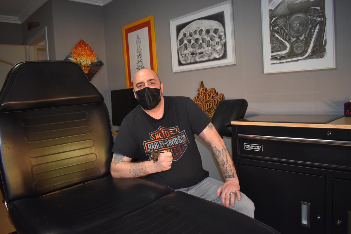 Tatoeëerder Philip Sasse kan vanaf maandag opnieuw aan de slag ...