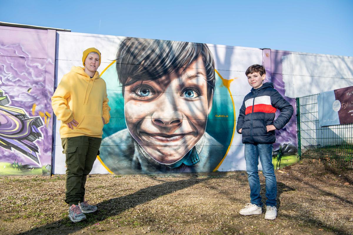 Graffitikunstenares Djoels spuit gezicht van Kyan (11) levensgroot op ...