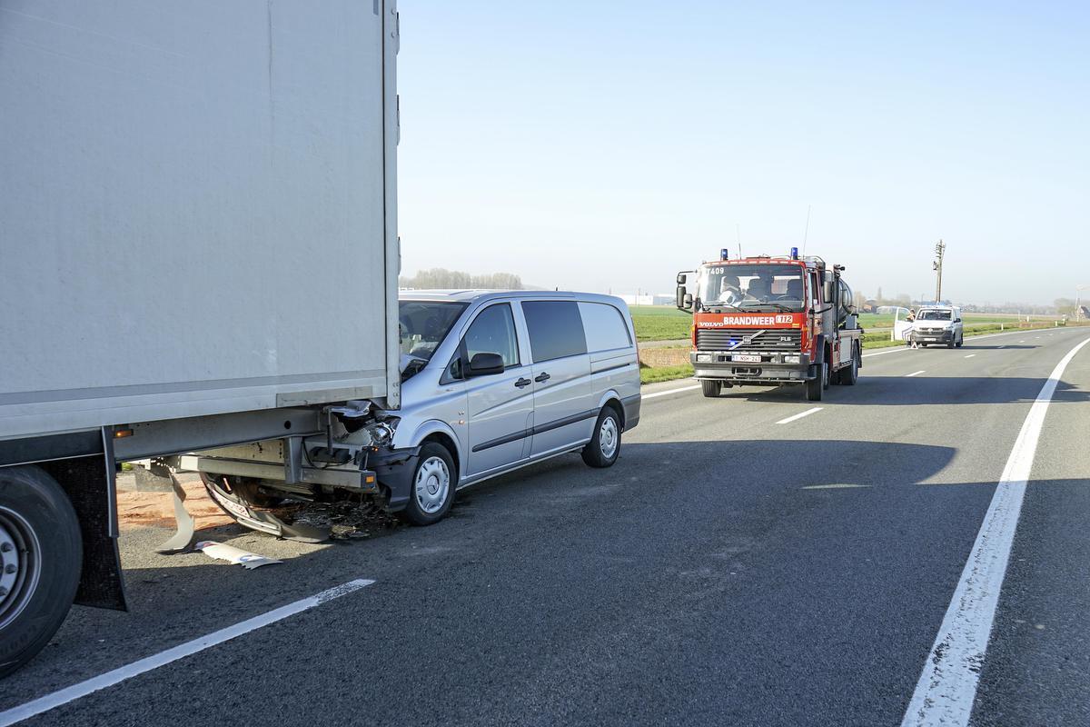 Kop-staartbotsing op N58 in Wervik zorgt voor verkeershinder - KW.be